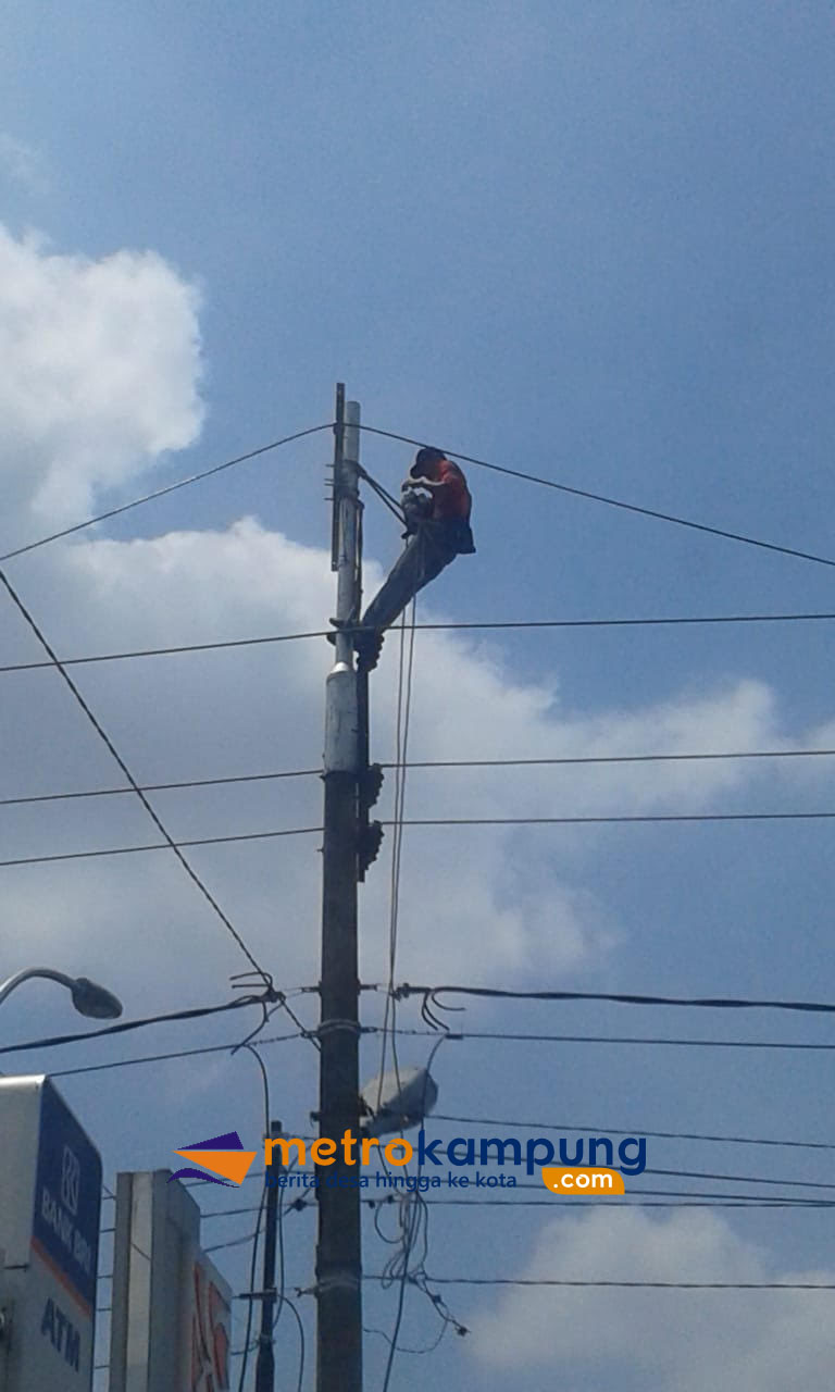 Rekanan PLN Abaikan Alat Pelindung Diri Pekerja | Metrokampung.com