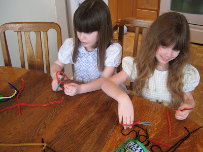 Almost Unschoolers: Pipe Cleaner Calder Craft
