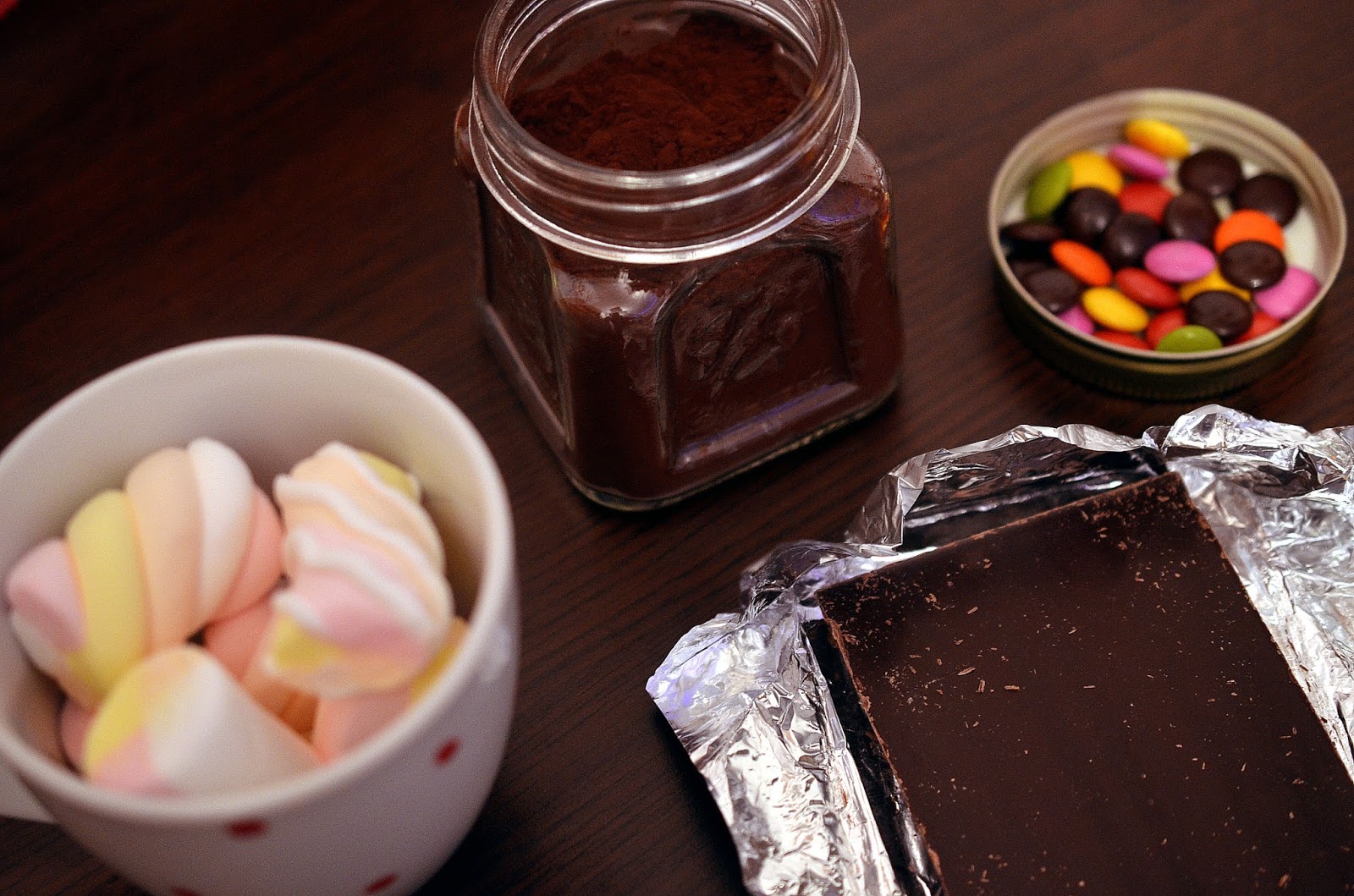 Lapte cald cu cacao si bezele – Alexandra’s kitchen