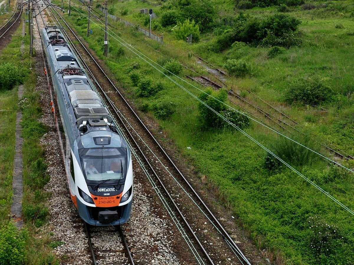 Spojrzenie z góry na ED160-001 i EN63A-005 | Kolejowe Kielce