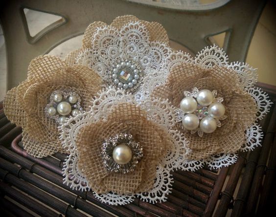 Aprende cómo hacer hermosas flores de yute o de tela arpillera ...