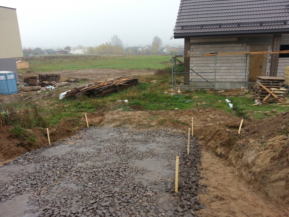 Rolando namas: Kelio įrengimas