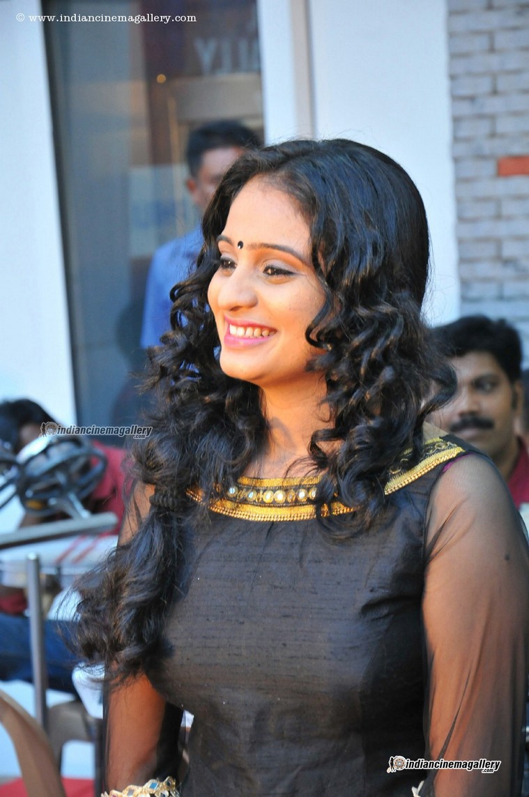 Parasparam Serial Actress Meenakshi Original Name
