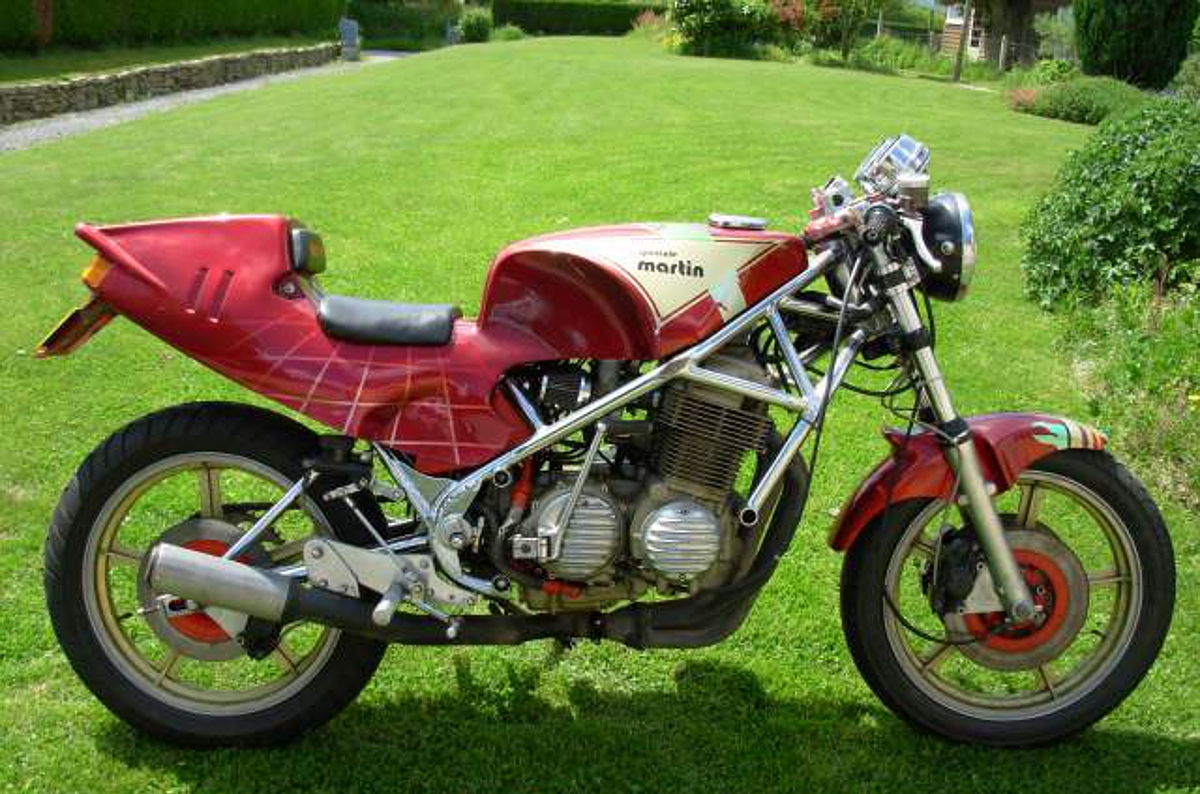 Cling on for dear life !!!: Moto Martin CB750 Café Racers