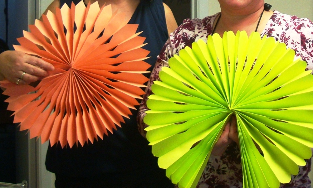 r-anne-dom: Make Your Own Paper Medallions