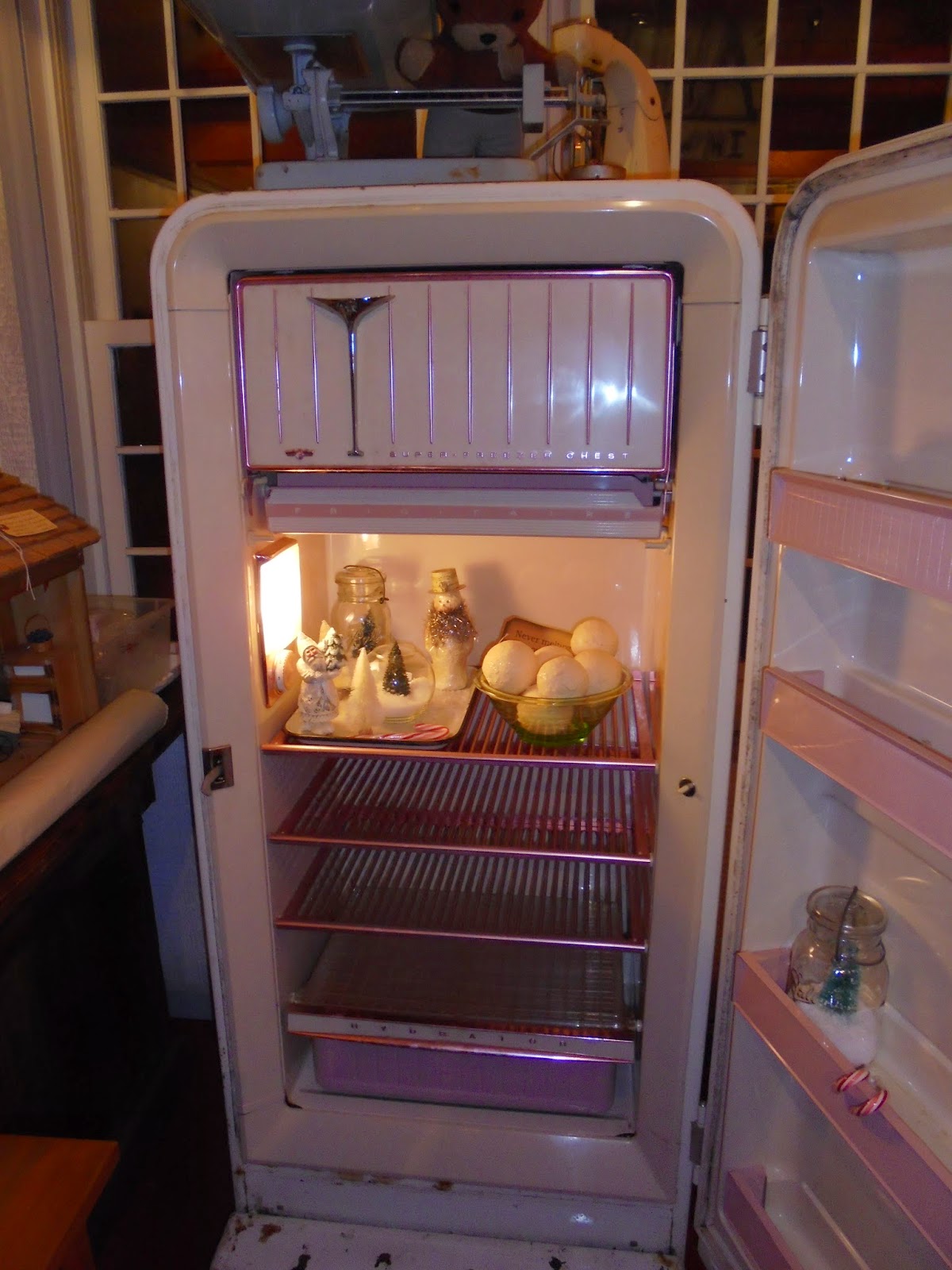 Log Cabin Antiques & Gifts: I love the interior of this fridge!