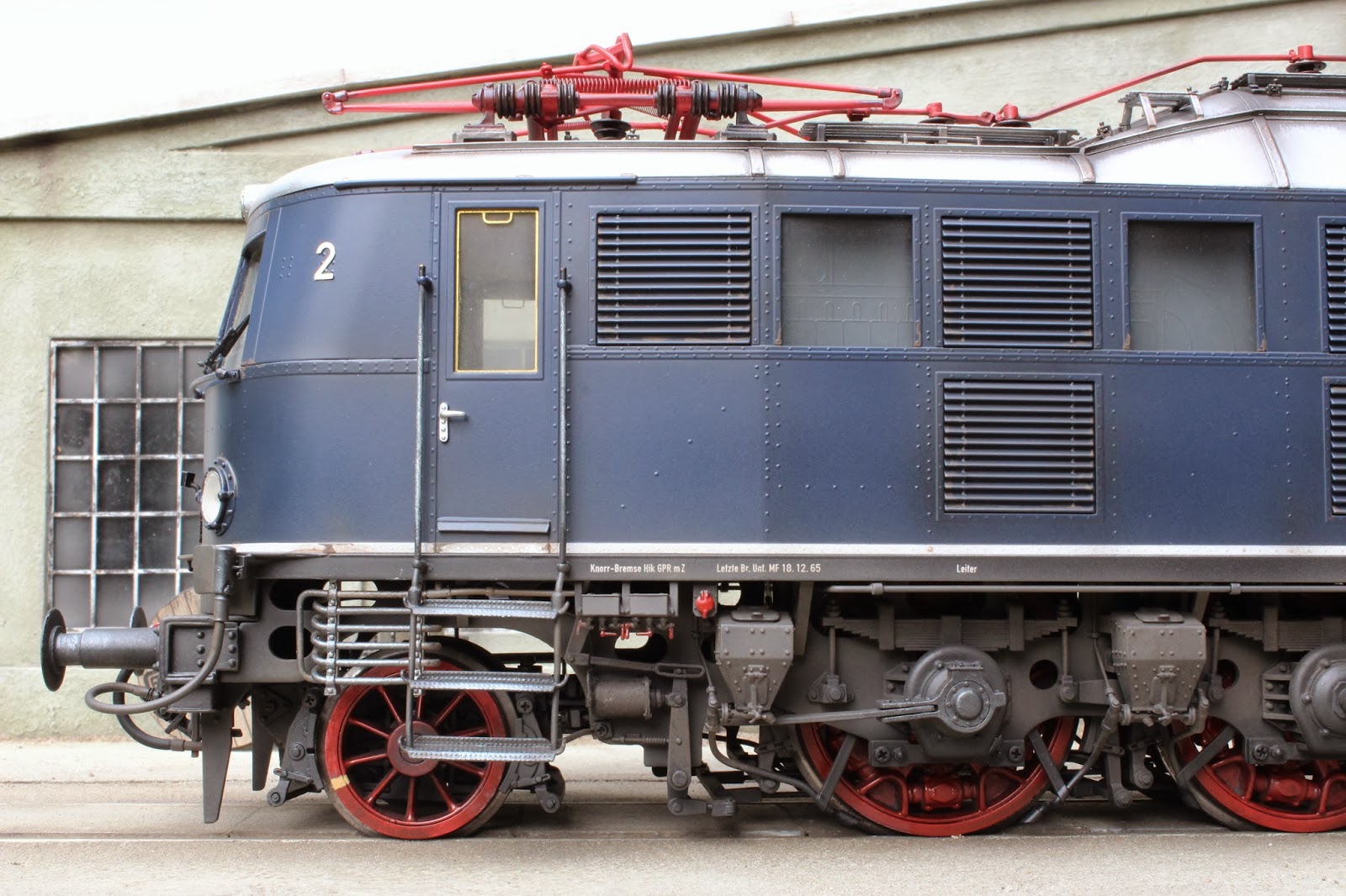 becasse weathering: Symphonie in Blau: Die E18 von Kiss.