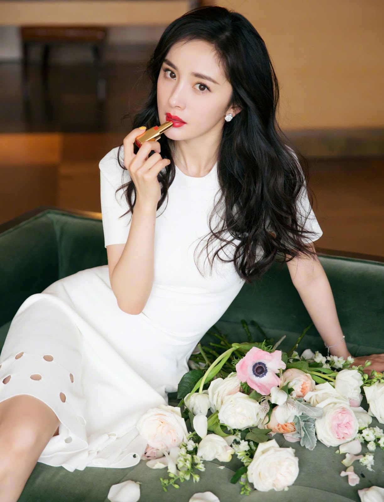 China Entertainment News: Yang Mi poses for photo shoot