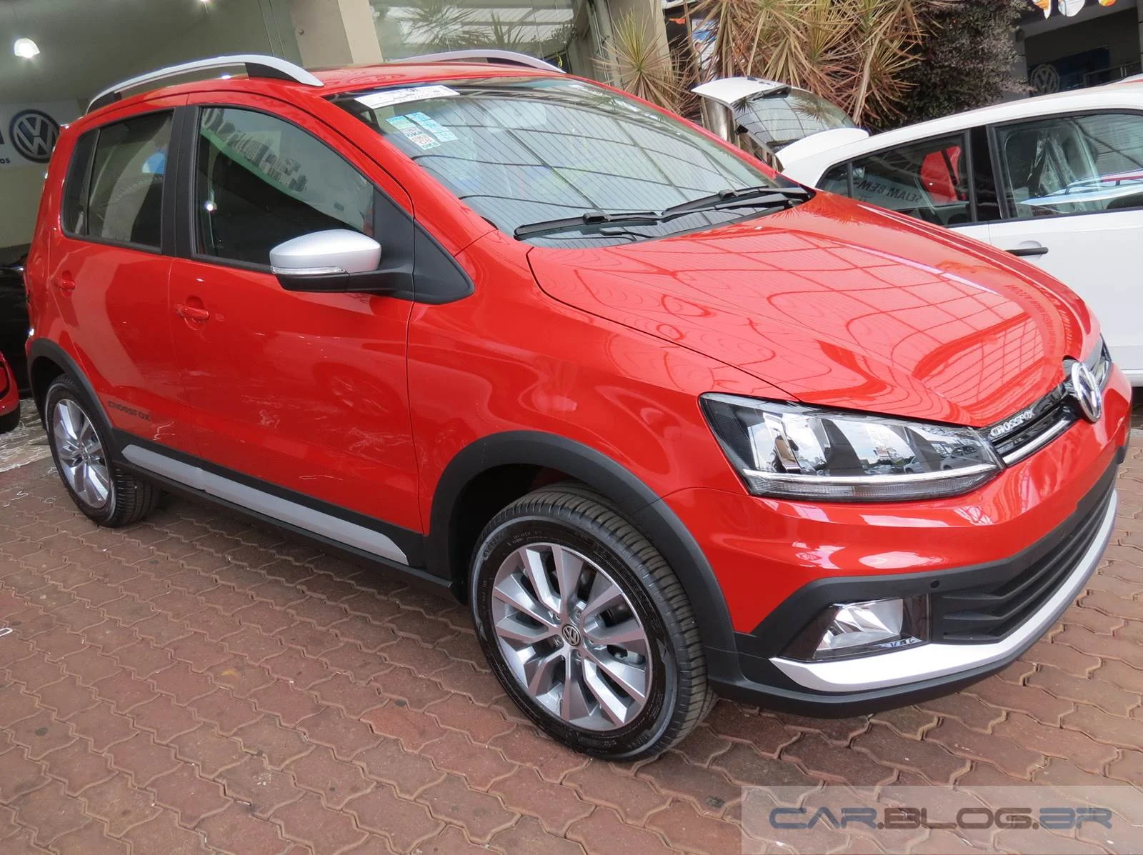 Novo VW CrossFox - fotos e vídeo do carro em autorizada