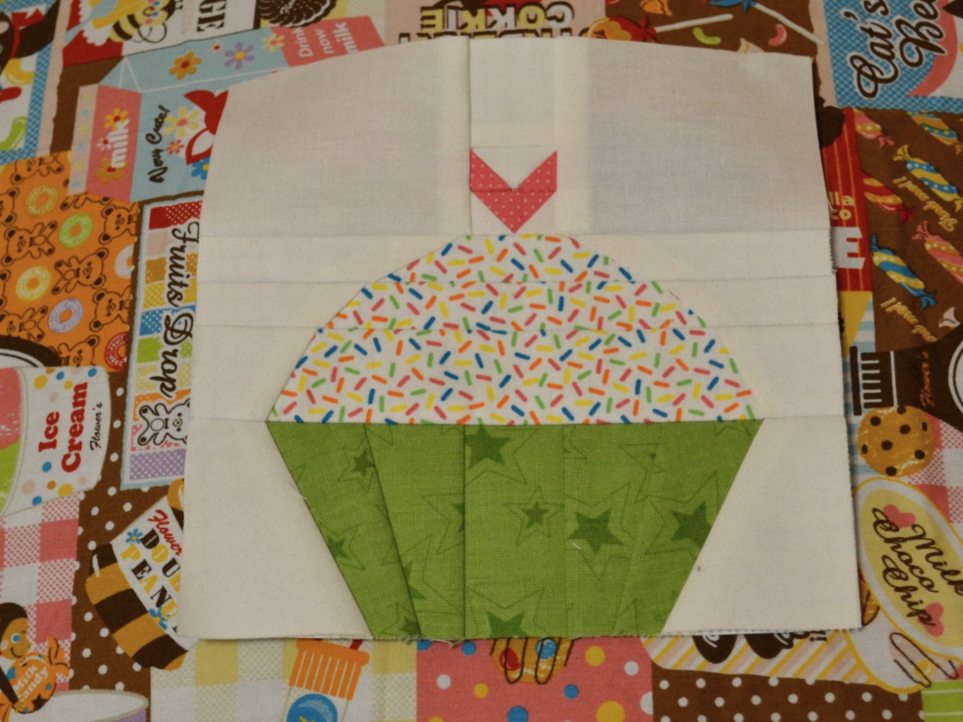 Bear, Dolly and Moi: cupcake: paper pieced mini quilt