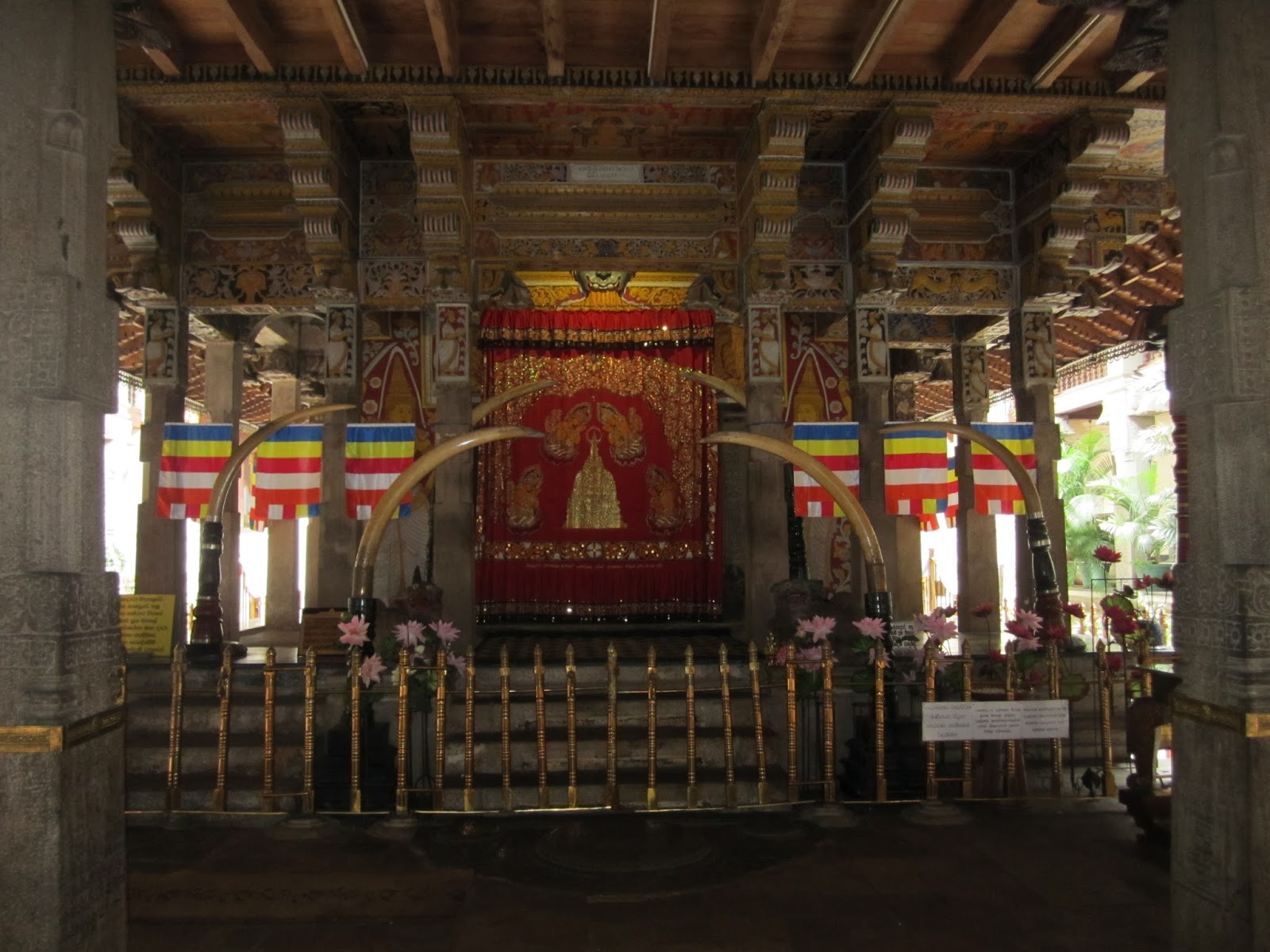 A Sakura Story: Sri Lanka - Buddha Tooth Relic Temple