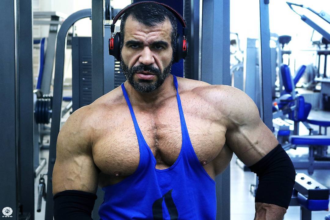 Muscle Lover: Spanish master bodybuilder Toni Lloret (2)