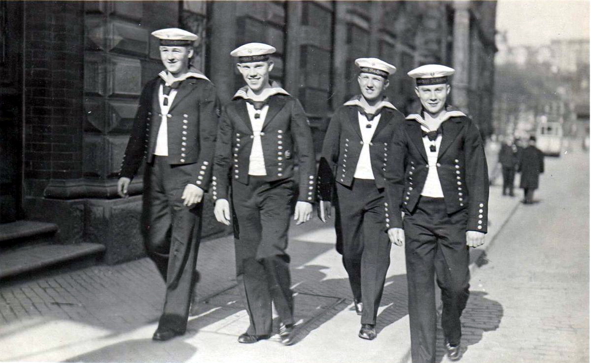 NAZI JERMAN: Foto Topi dan Helm di Luar Regulasi (Langka dan Tidak Biasa)