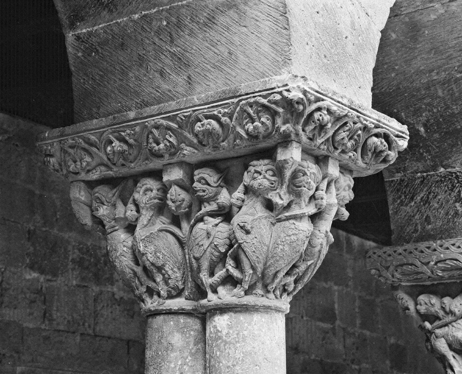 Capiteles romanicos Palamos: Capitel genios maleficos