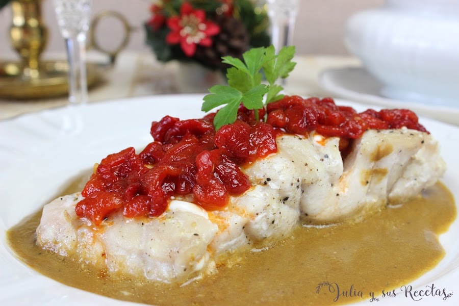 Mero al horno con salsa de ajo negro y pimientos confitados | Cocina