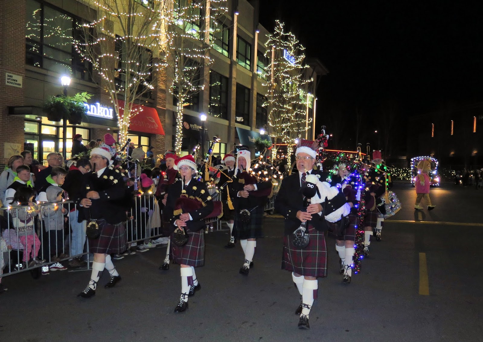 Saanich Peninsula Pipe Band: Uptown Christmas Tree 'Light Up' Parade...