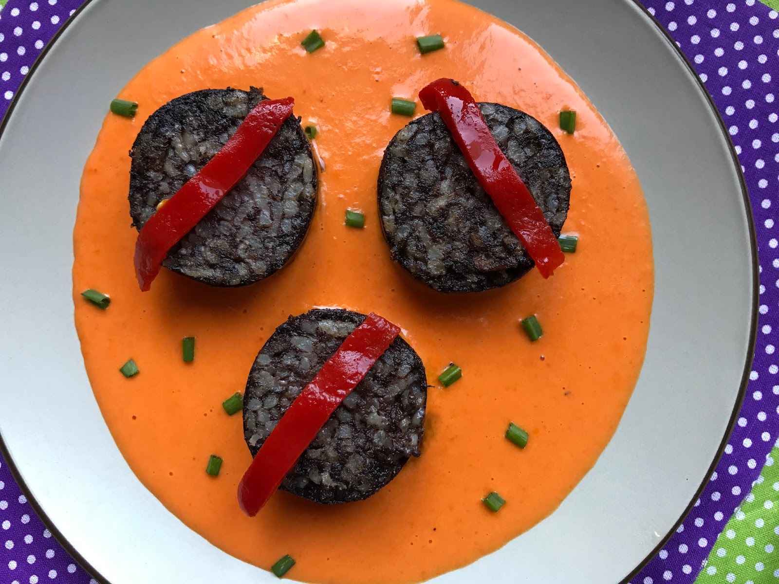 Morcilla con salsa de pimientos del piquillo (con vídeoreceta)
