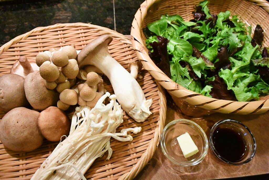 Kinoko no sotee sarada / salad with sauteed mushrooms and citrus soy ...