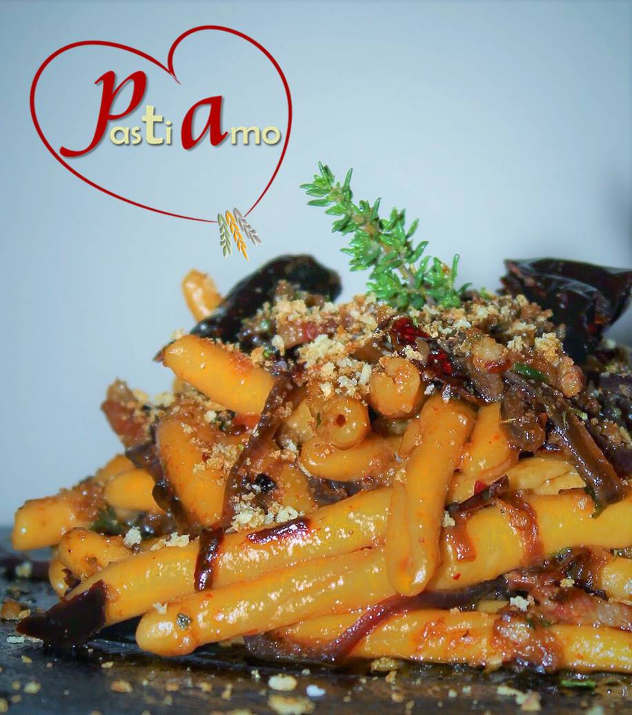 Pastiamo: Fileja calabrese con peperoni cruschi e cipolla di Tropea