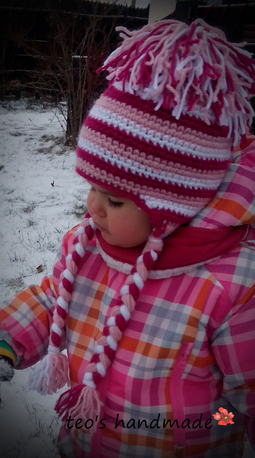 teo's handmade: Caciulita crosetata, cu codite :)