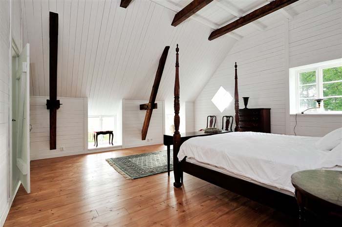 Keltainen talo rannalla: Puu pääosassa