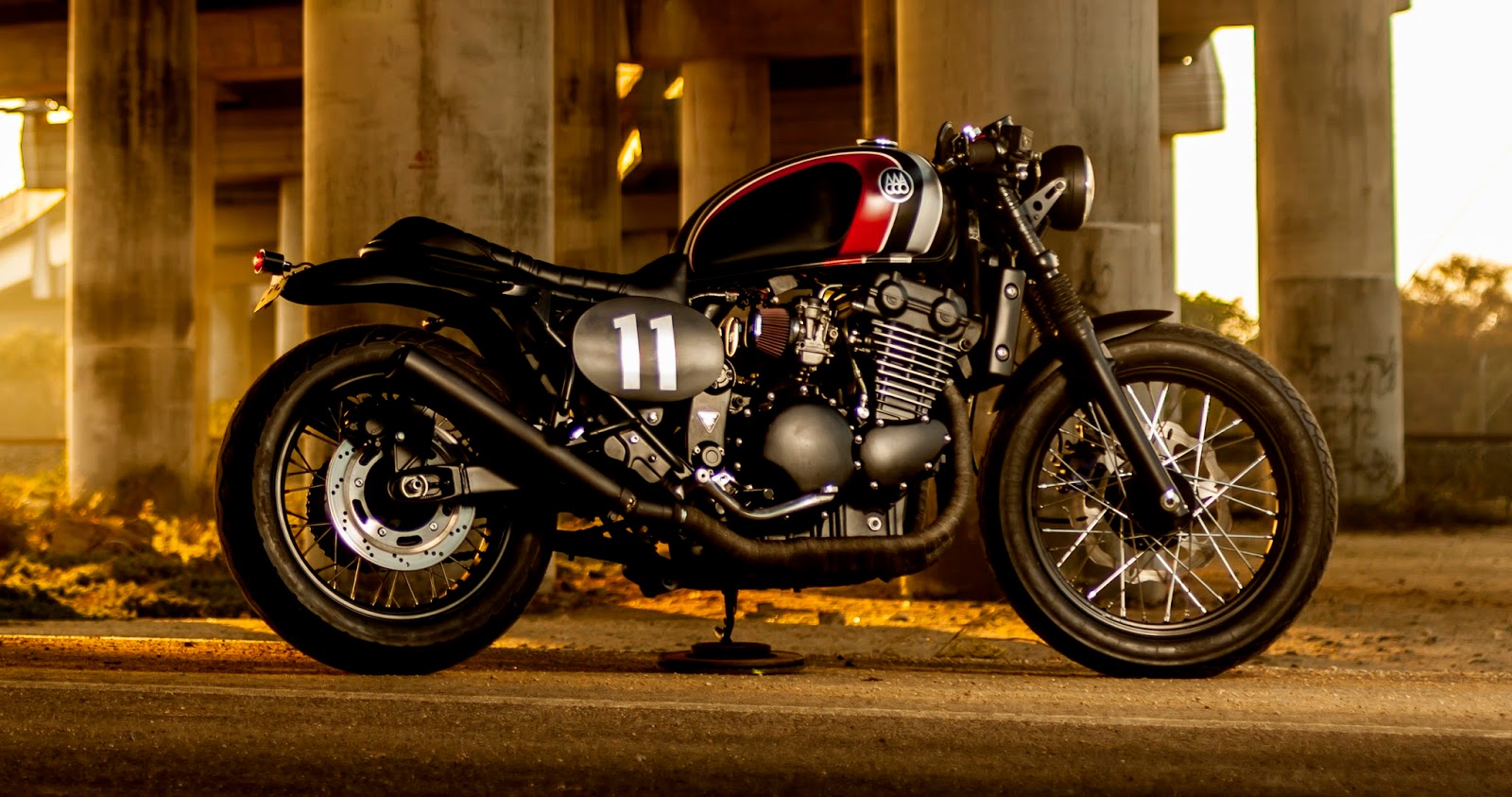 Hell Kustom : Triumph Legend TT 2000 By Macco Motors