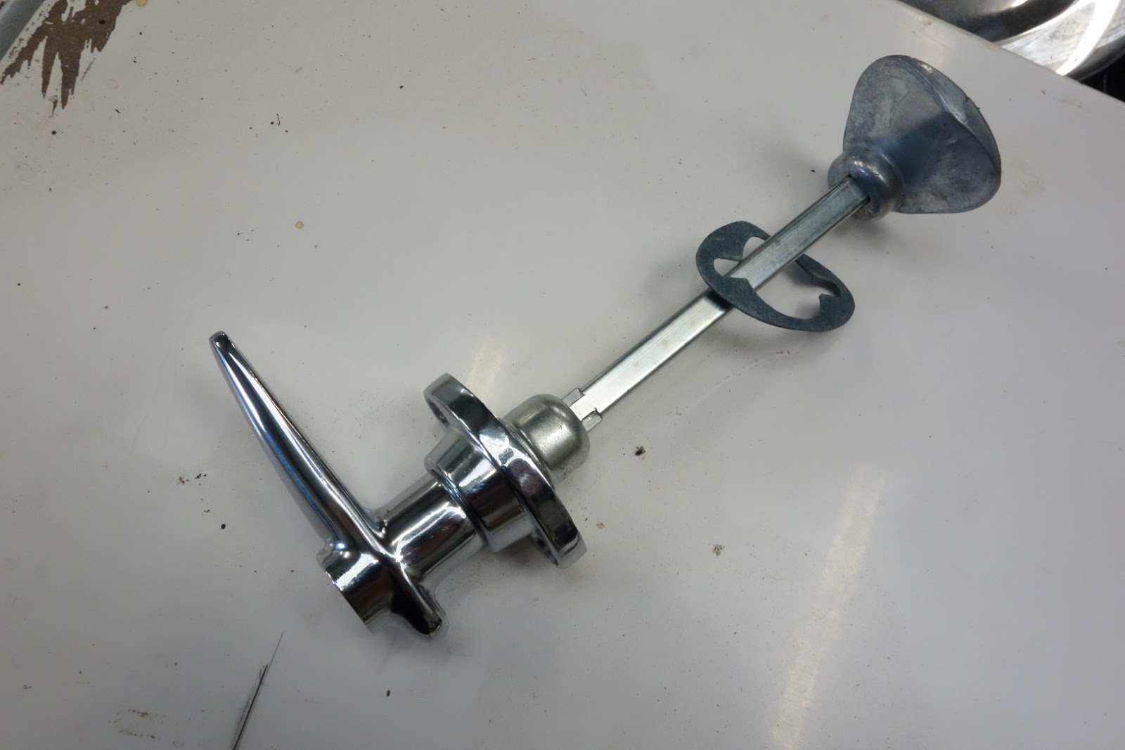 AC Cobra 427SC Replica - Classic Revival CR3514: Bonnet Locks