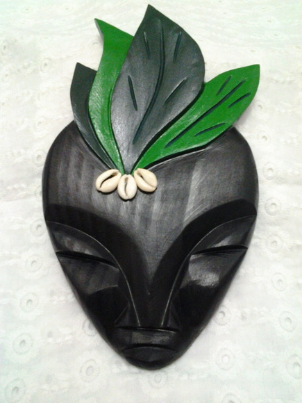 Mãos: MÁSCARAS DE ORIXÁS E FERRAMENTA EM MADEIRA