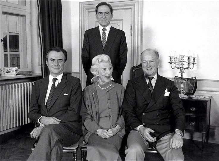 Η ΕΛΛΗΝΙΚΗ ΒΑΣΙΛΙΚΗ ΟΙΚΟΓΕΝΕΙΑ/THE GREEK ROYAL FAMILY: τέως Βασιλιάς ...