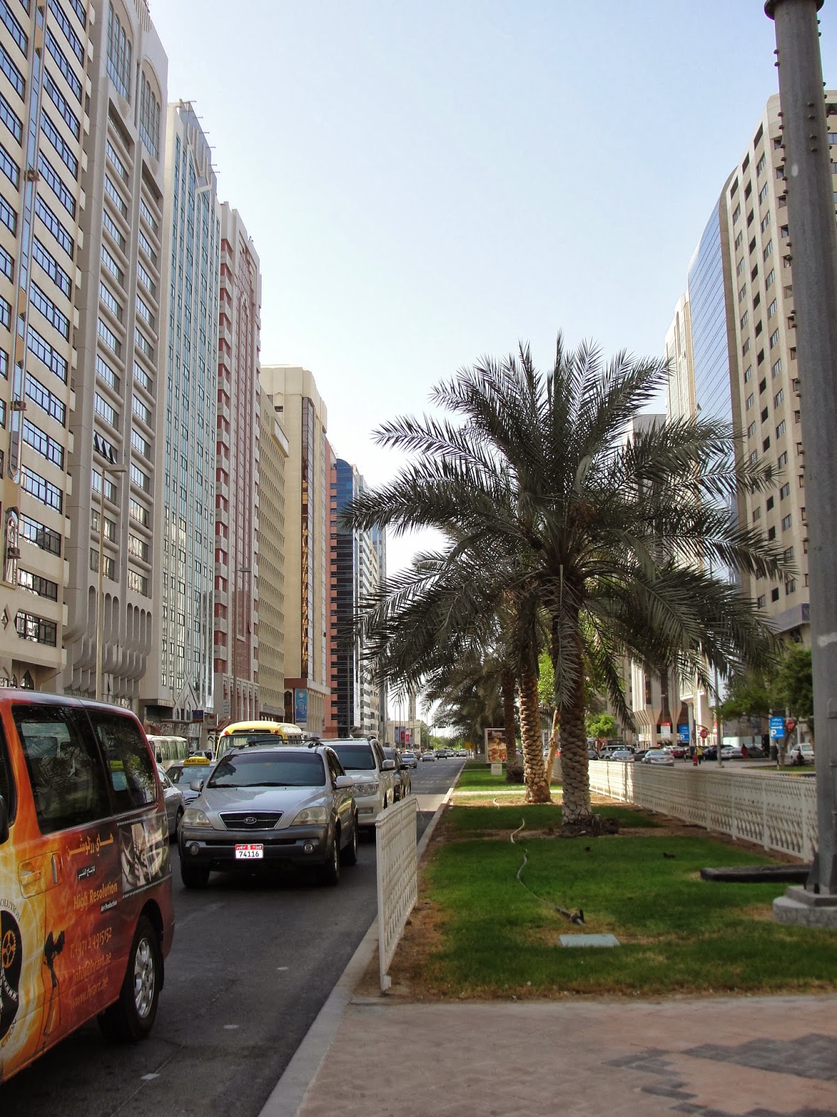 Abu Dhabi : Hamdan Street....tętniące życiem serce miasta.