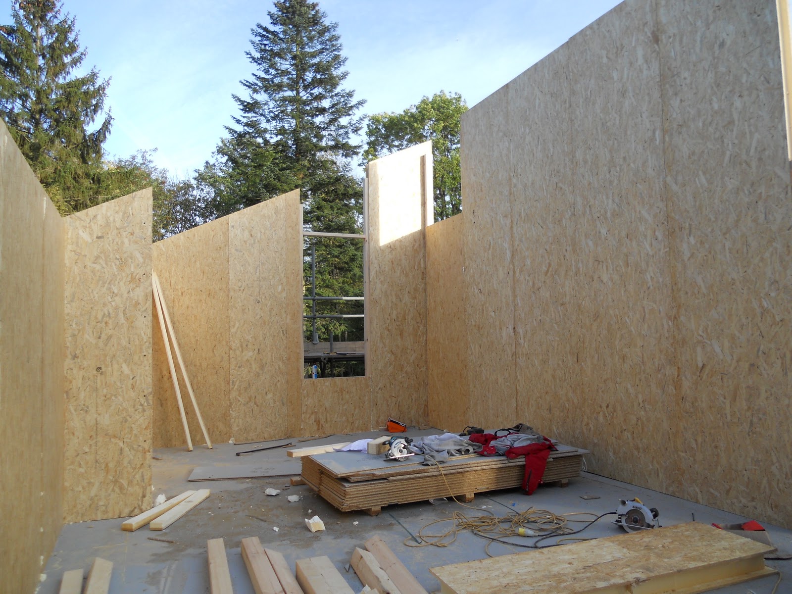 Modern House Build In Surrey: Day 119 - First floor walls near completion