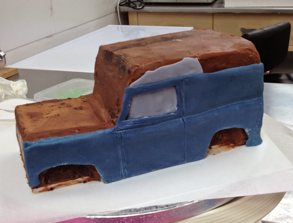 SiliconeMoulds.com Blog: Land Rover Defender Novelty Cake - Caking With ...