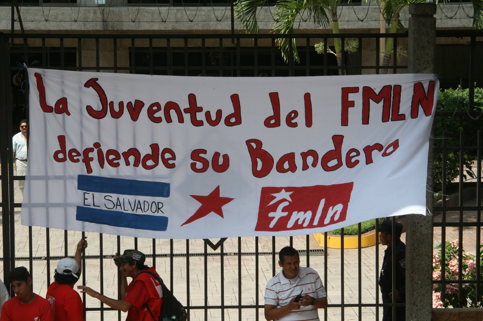 El Salvador Rojo Mas De 21 Mil Personas Respaldan La Posicion Del Fmln