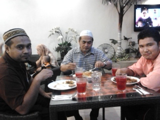 SM Sains Banting, Jugra: Warden berbuka puasan di Saha Cafe