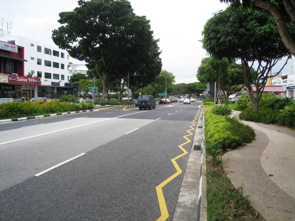 Gene Netto: Terotoar, Jalan Raya Dan Bis Kota Di Singapura Dan Jakarta