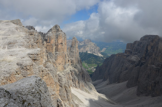 Piz Boè: escursione ad anello da passo Pordoi al rifugio Capanna Fassa.