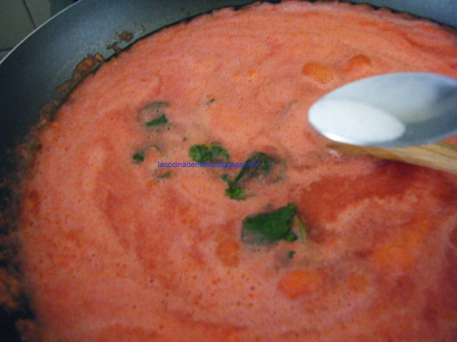 Tortitas de verduras capeadas con queso en caldillo de tomate