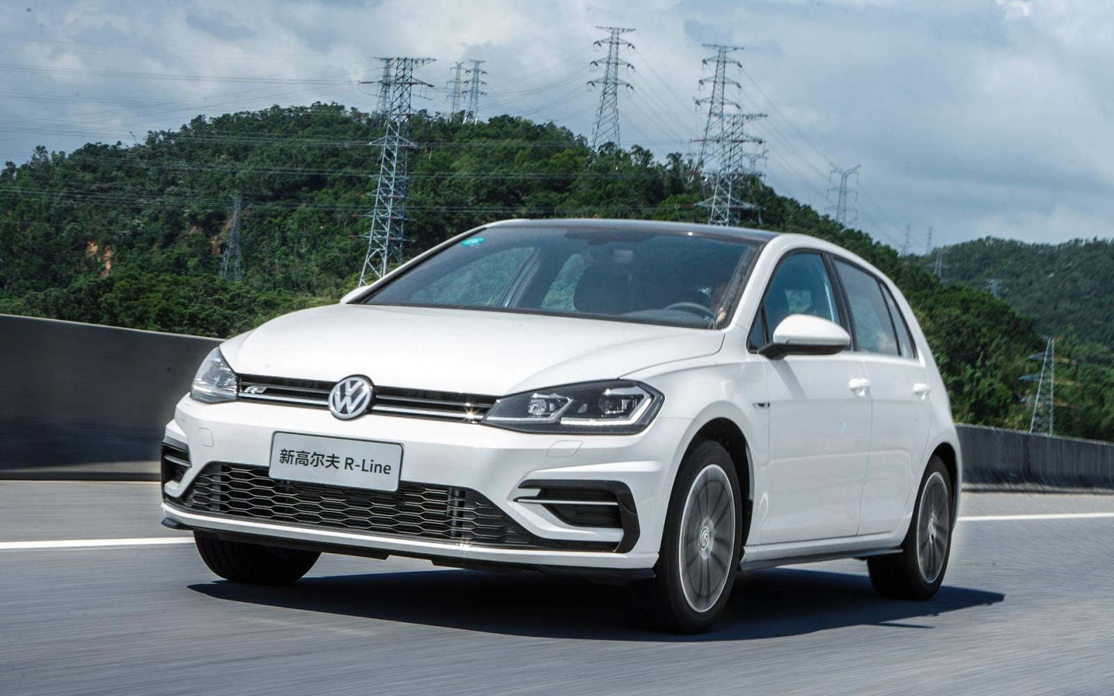 Golf 280 TSI R-Line: design e interior de GTI; motor 1.4 TSI