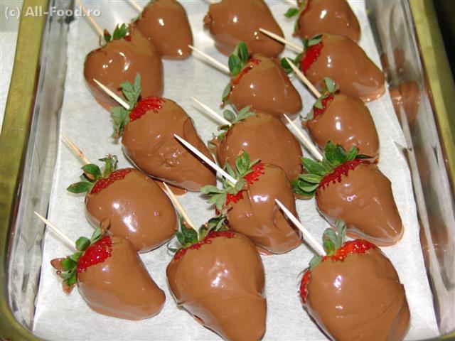 Gastronomia, o arta: Fructe trase în ciocolată