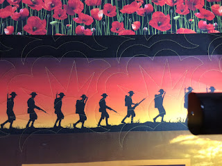 Sun scallops e2e pattern on ANZAC quilt – koolkat quilting