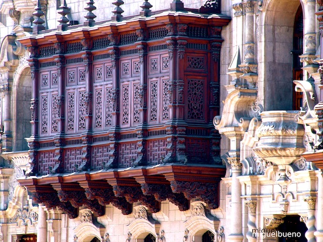 Piedra: Balcones limeños. Lima, Perú