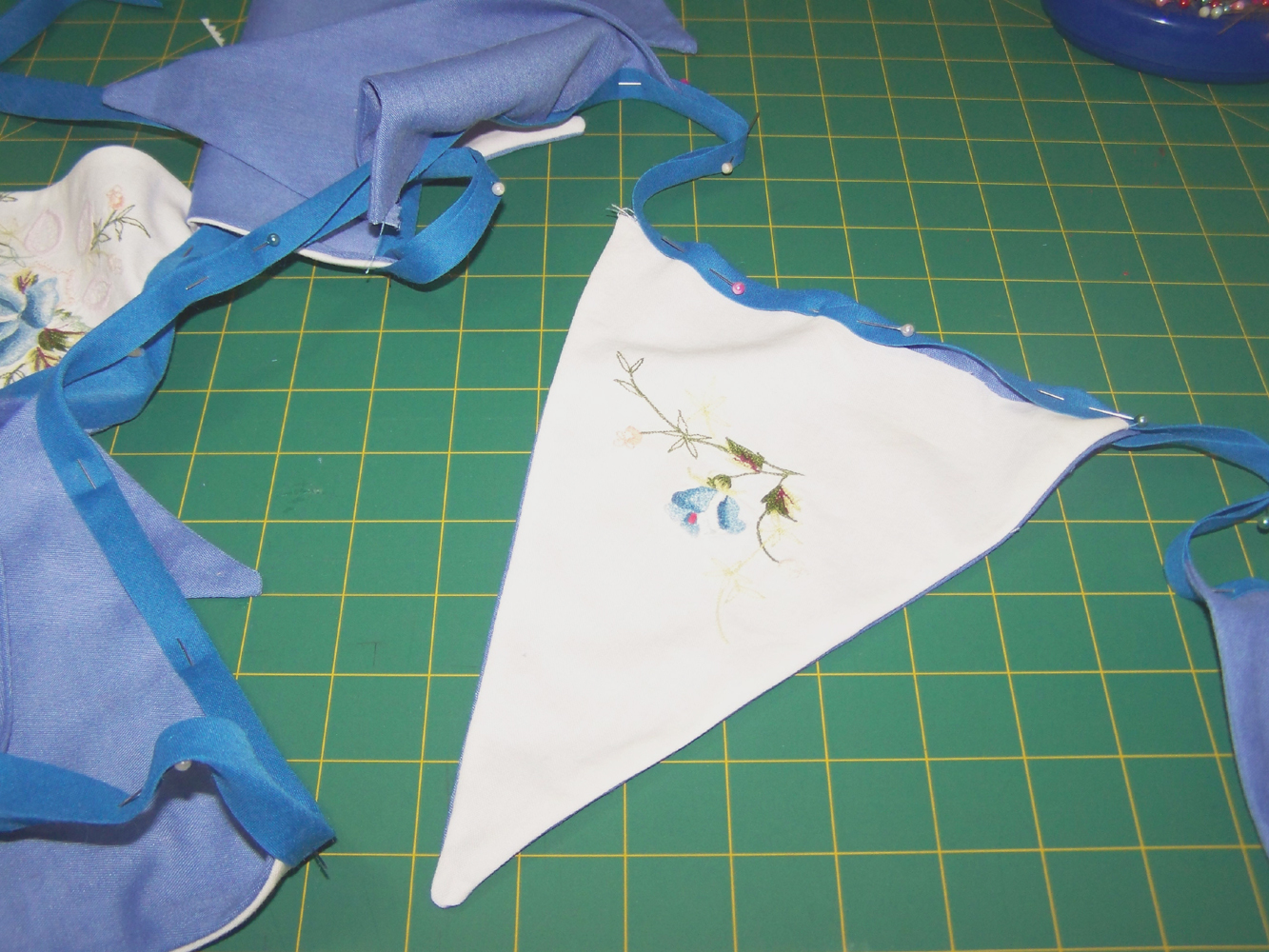 Craft tutorial - bunting from recycled table cloth