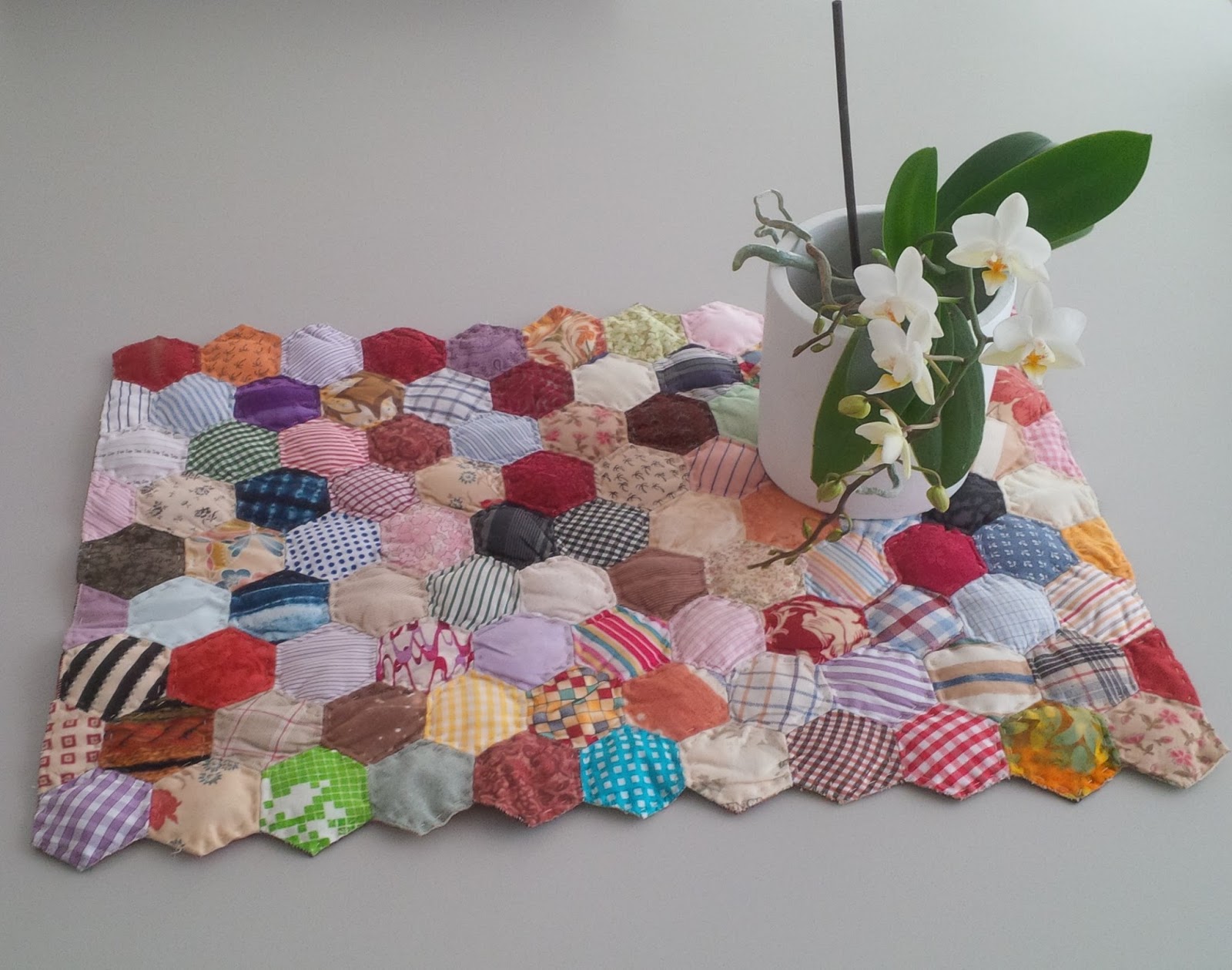 JUBILOCIOS: MANTEL INDIVIDUAL HEXÁGONOS PATCHWORK (2)