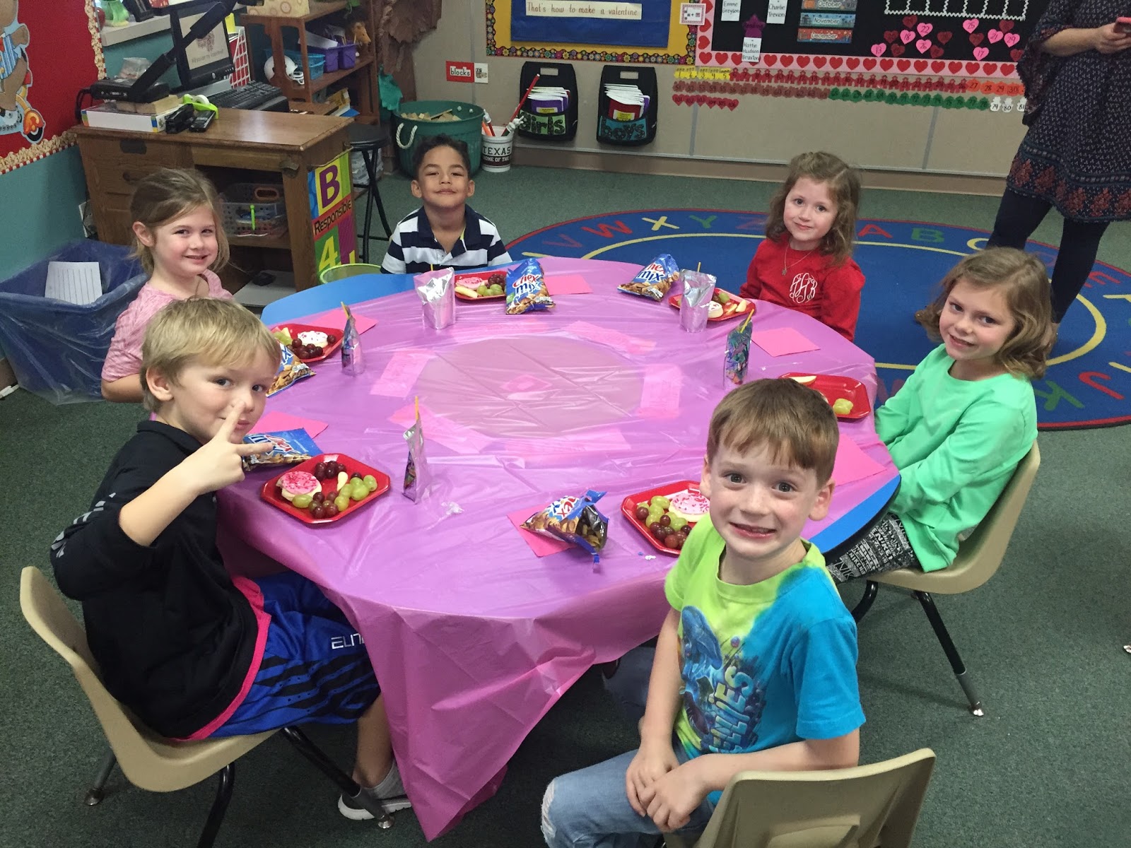 Trendy Mindy and Her Loves...: Kinder & 4th Grade Valentine's Parties