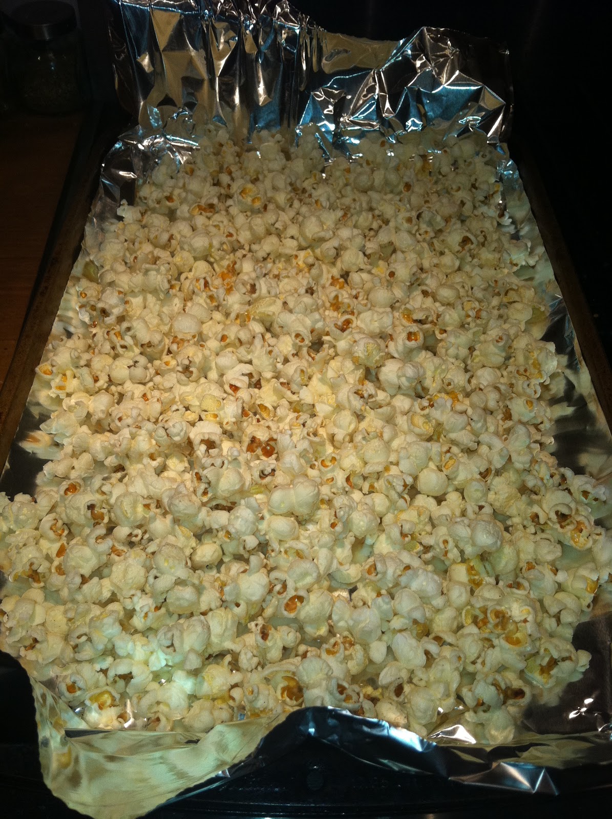 parsley & polka dots: chocolate-coated popcorn