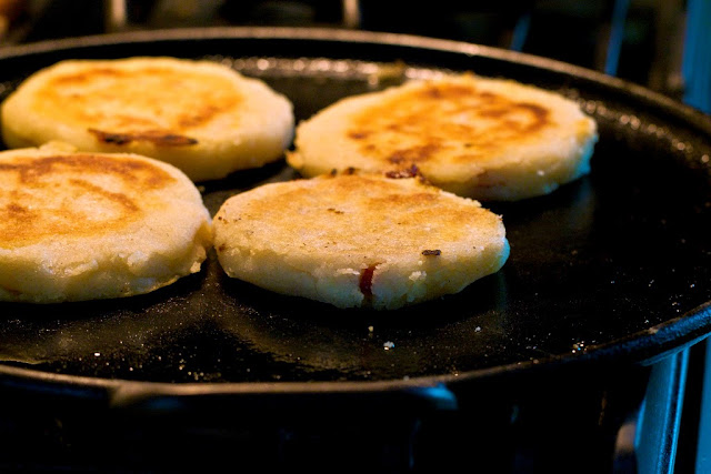 RECETA: AREPAS DE ATÚN CON MOJONESA GUACHINERFE