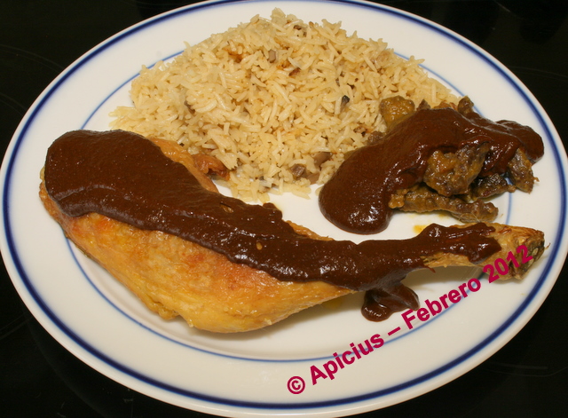 Mole poblano acompañando a pollo asado, carne estofada y arroz con ...