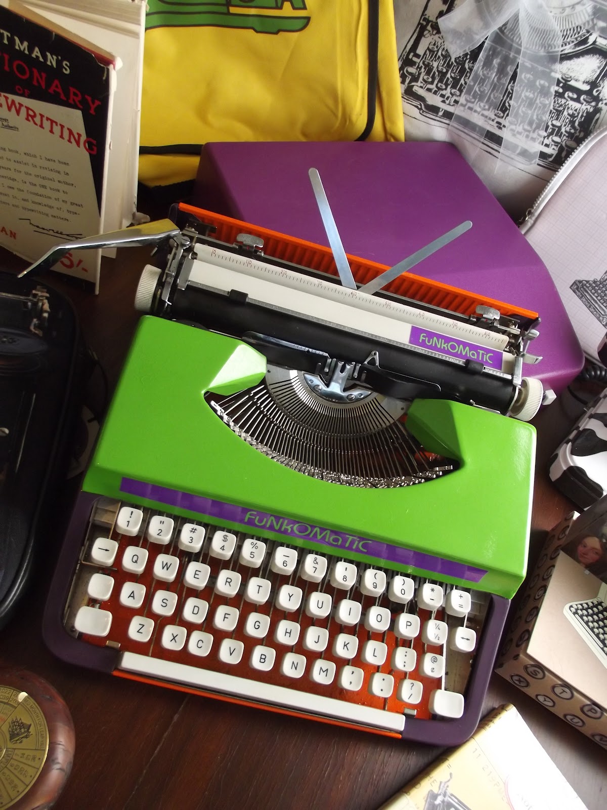 oz.Typewriter: FuNkY Atomic Retro Typewriter For Sale!
