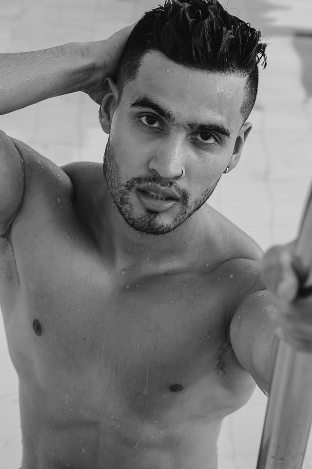 Iago Coellho posa de sunga para editorial de moda praia