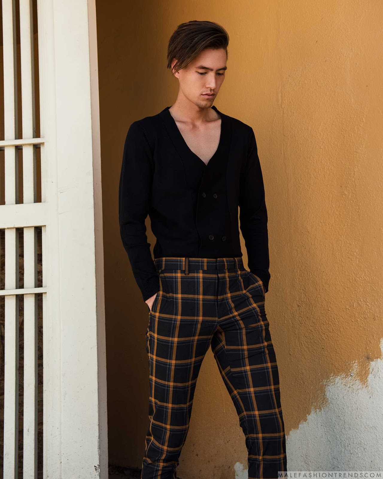 Jacob Hirata entre monocromo y geometría para LEWIS Magazine